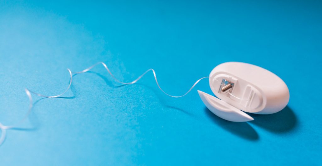 ¿Por qué debes utilizar hilo dental? - COAP CL